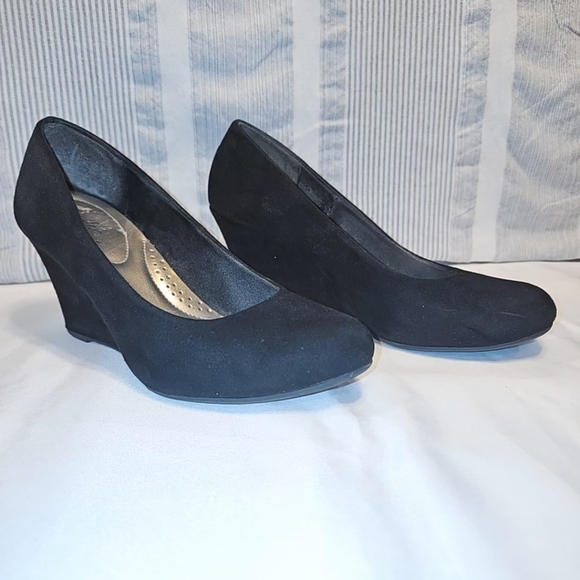 dexflex comfort | Shoes | Suede Wedges Dexflex Comfort | Poshmark